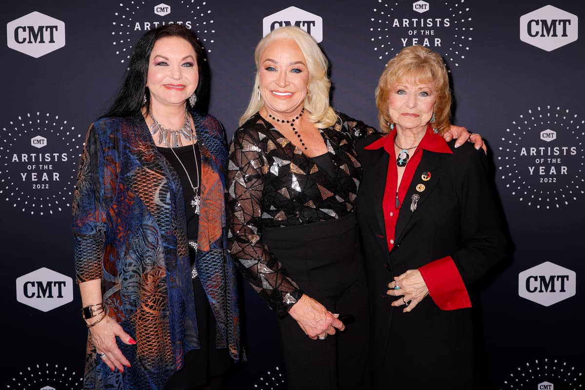 Loretta Lynn's Sisters Crystal Gayle & Peggy Sue Wright Honor Late ...