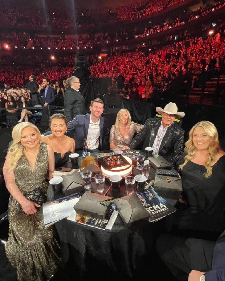 Alan Jackson Shares Rare Family Photo With His Wife And Three Daughters ...