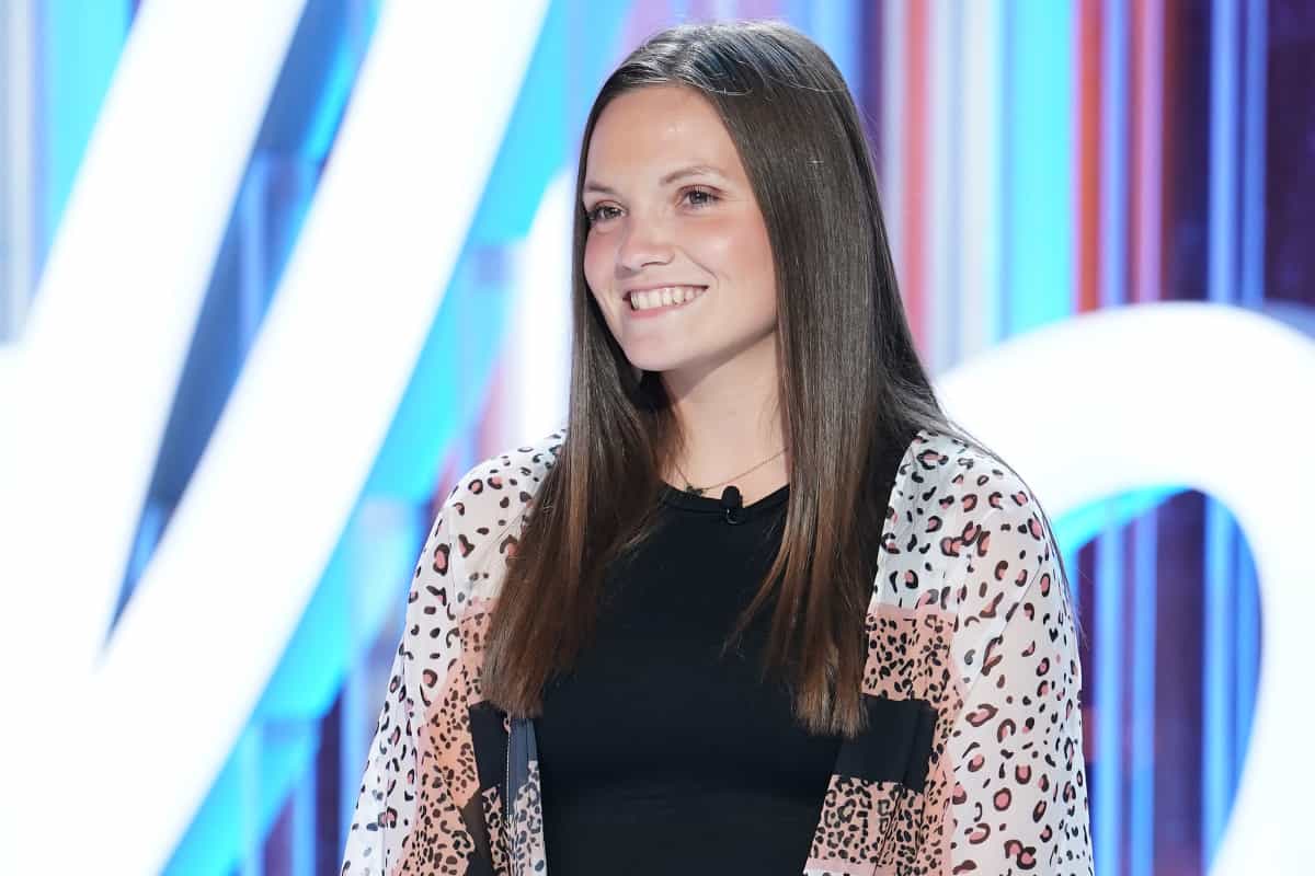 20-Year-Old Waitress Receives Ultimate Surprise From Lauren Daigle ...