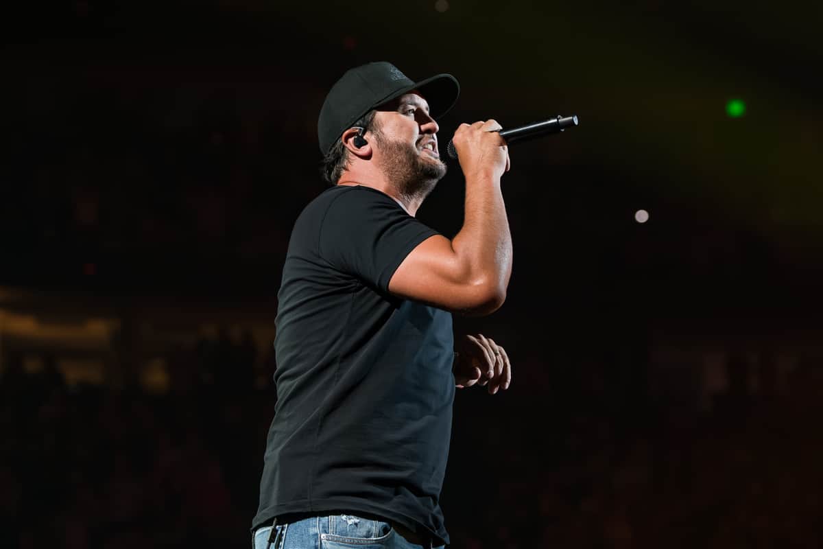 Luke Bryan Powers Through Vocal Issues, Delivers An Unforgettable ...