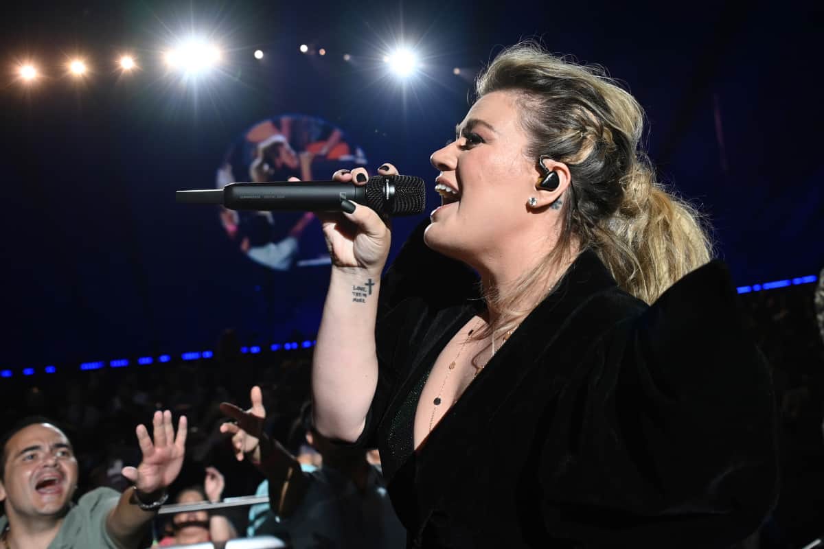 Kelly Clarkson Stuns With "Heart Like A Truck" Cover, Praises Lainey ...