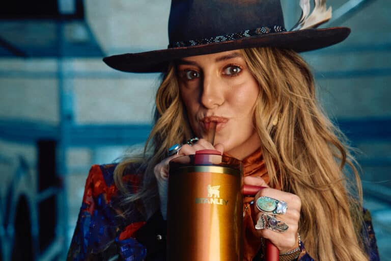 Lainey Wilson Unveils Striking New "Country Gold" Stanley Tumbler: Here ...
