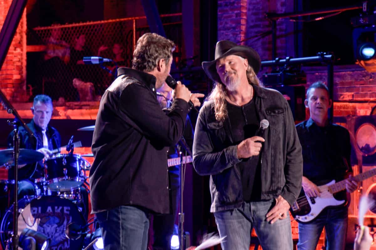 Blake Shelton And Trace Adkins Reunite for Rowdy Performance On 'New ...
