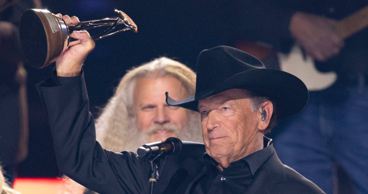 "The King of Country Music" George Strait Accepts Willie Nelson ...