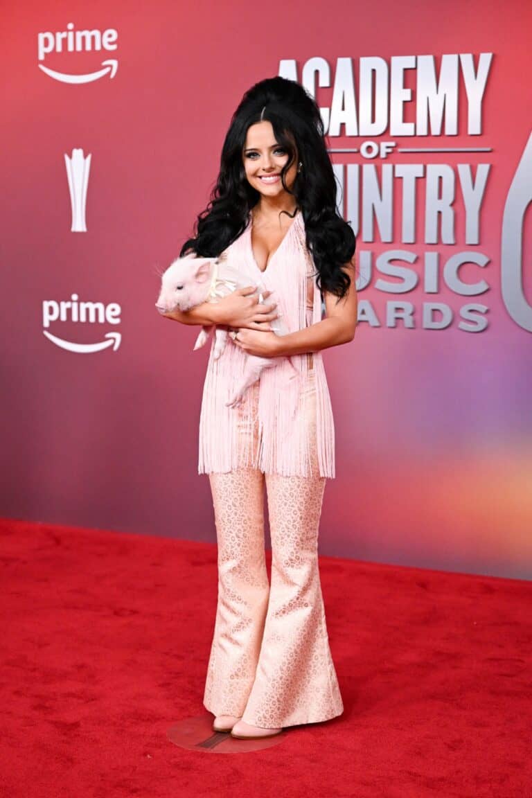 Jessie Murph And Her Pig Wilbur Steal The Spotlight On Red Carpet At ...