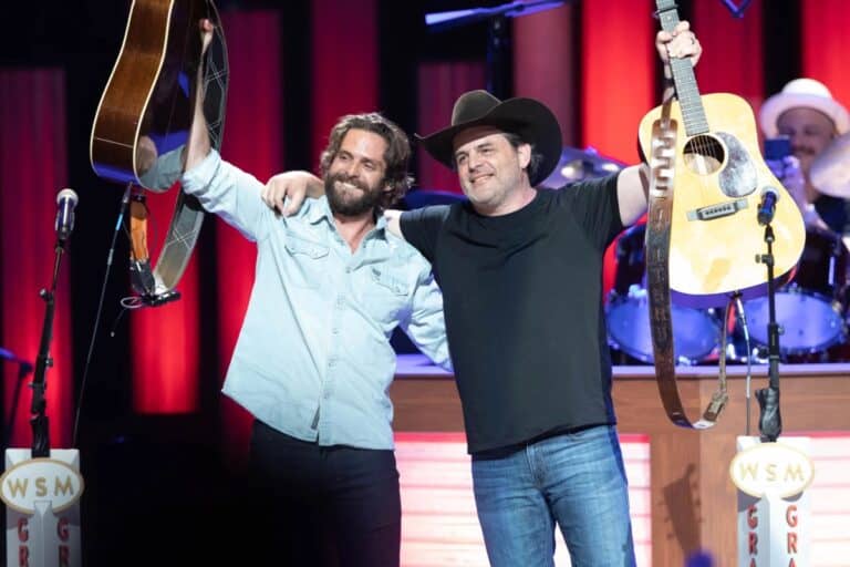 Thomas Rhett Brings Dad Rhett Akins To Tears With Heartfelt Tribute ...