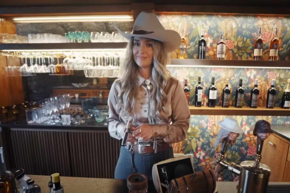 Lainey Wilson Takes Fans Inside Her Hippie, Western-Inspired Nashville ...