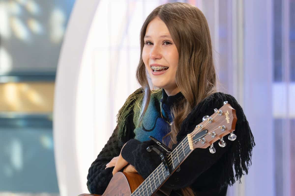 A 15-Year-Old Idol Hopeful Stuns the Room With an Original Song That ...