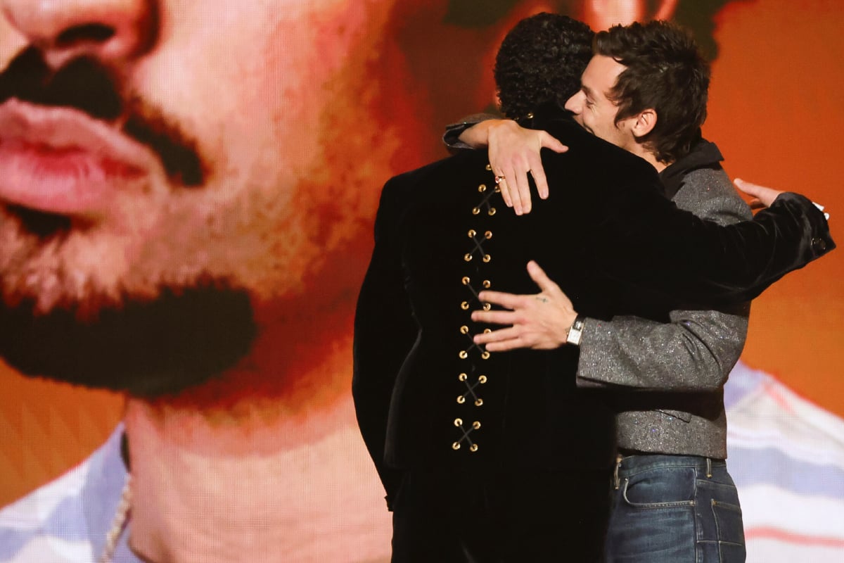 Harry Styles Celebrates His 32nd Birthday With Surprise Appearance at ...