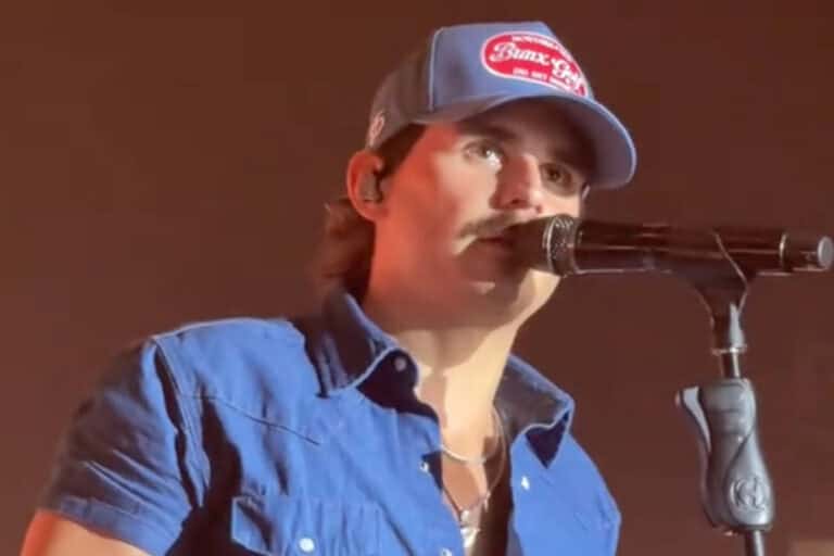 Tucker Wetmore Stops Pennsylvania Concert To Lead Fans In Prayer And ...